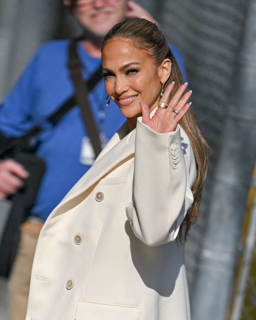 Jennifer Lopez aparece de aliança e menciona Ben Affleck em meio a ...