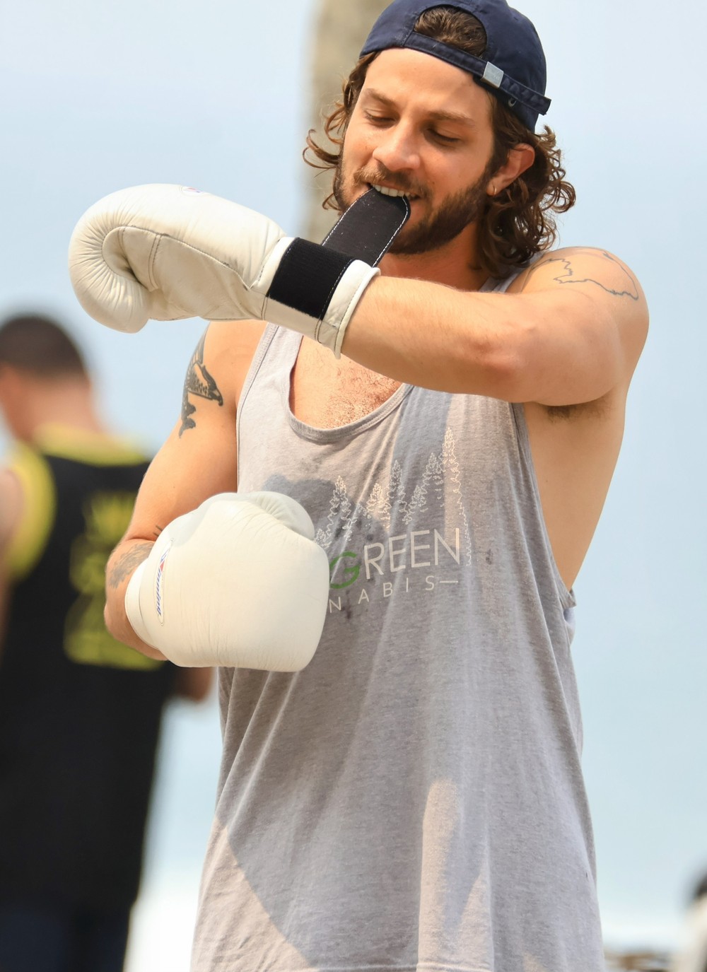 De corda a boxe, Chay Suede treina pesado em domingo de praia no Rio de ...