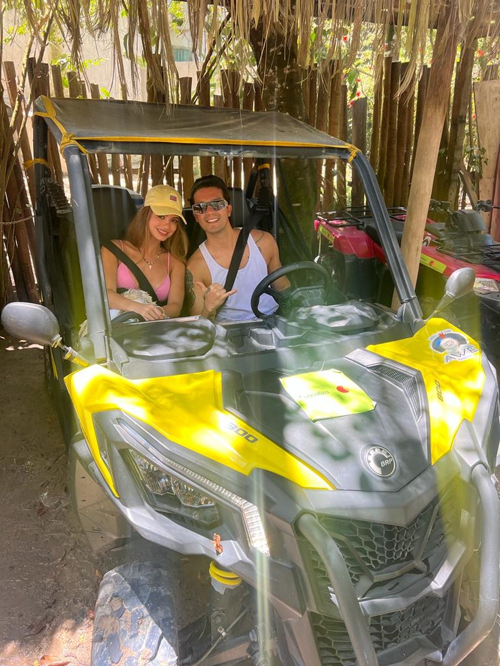 Luan Santana e a noiva curtem férias em Trancoso