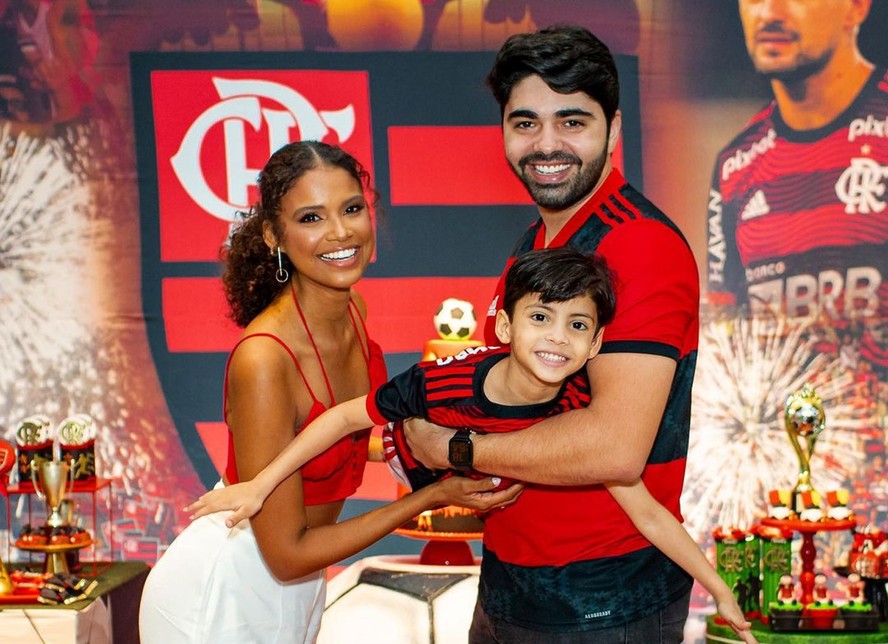 Aline Dias comemora aniversário do filho com festa inspirada no Flamengo