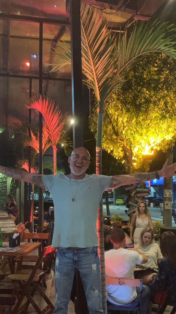 Ayrton Lima, do BBB 18, fala sobre solteirice: 'Estou curtindo a vida adoidado'