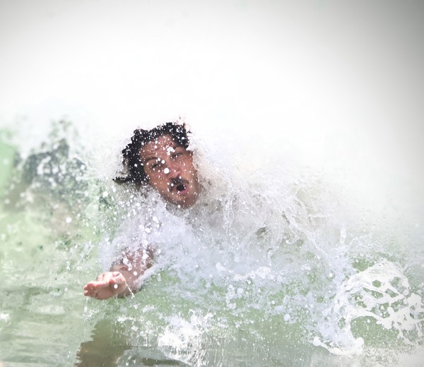 Chay Suede 'pega jacaré' e leva caldo em praia carioca