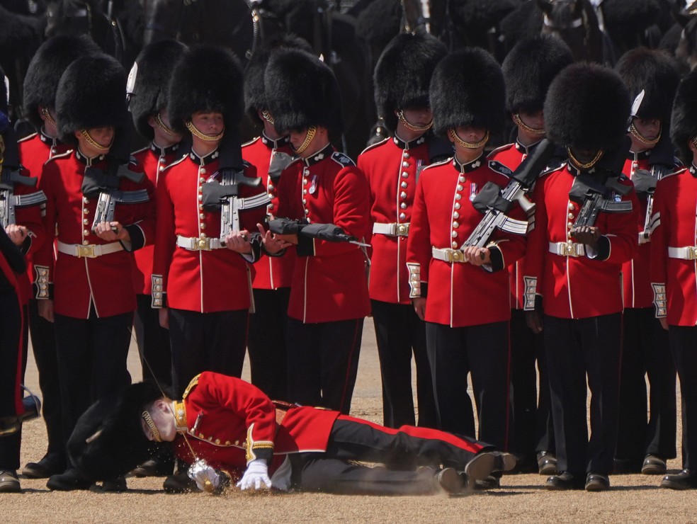 Guardas reais desmaiam de calor em ensaio de desfile para o rei Charles III