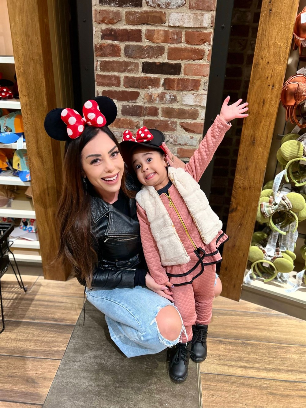 Edson, da dupla com Hudson, viaja com a mulher e a filha para os EUA