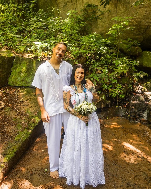 Delacruz se casa com a irmã da ex-BBB Maria em cerimônia da umbanda