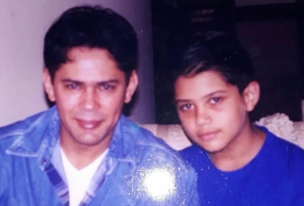 Filho de Leandro, irmão de Leonardo, resgata foto ao lado do pai e ...
