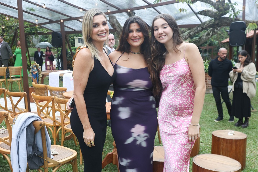 Flávia Alessandra posa com as filhas para casamento e ganha mão boba de ...
