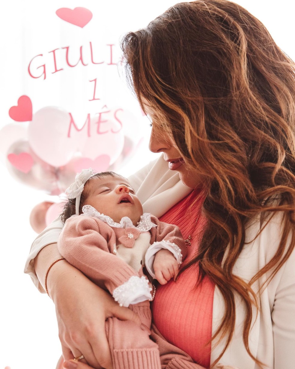 Renata Dominguez celebra primeiro mês da filha, Giulia: 'Tudo de mais valioso'