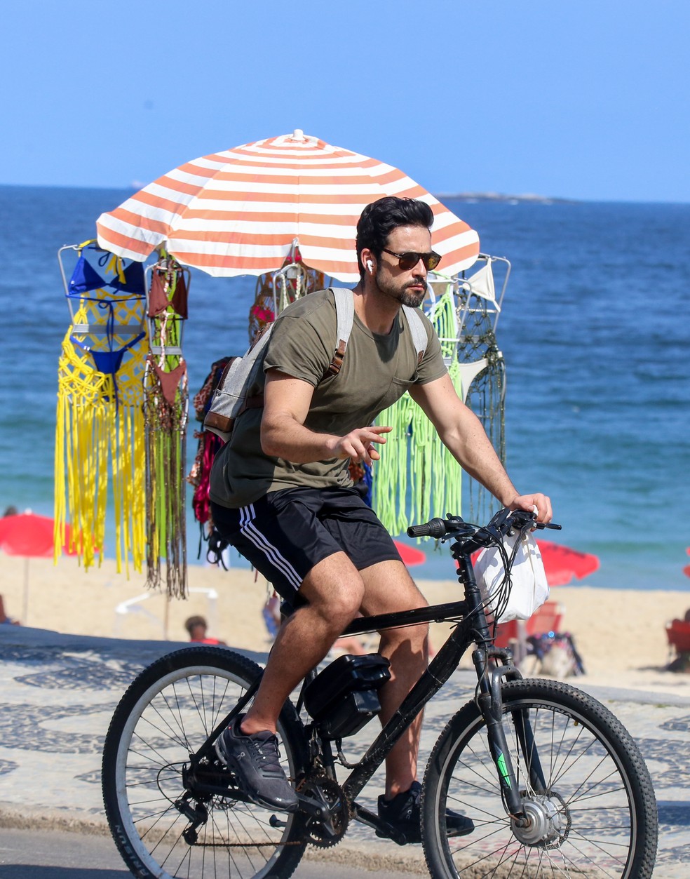 Sergio Marone aproveita dia ensolarado pedalando em orla da Praia do ...