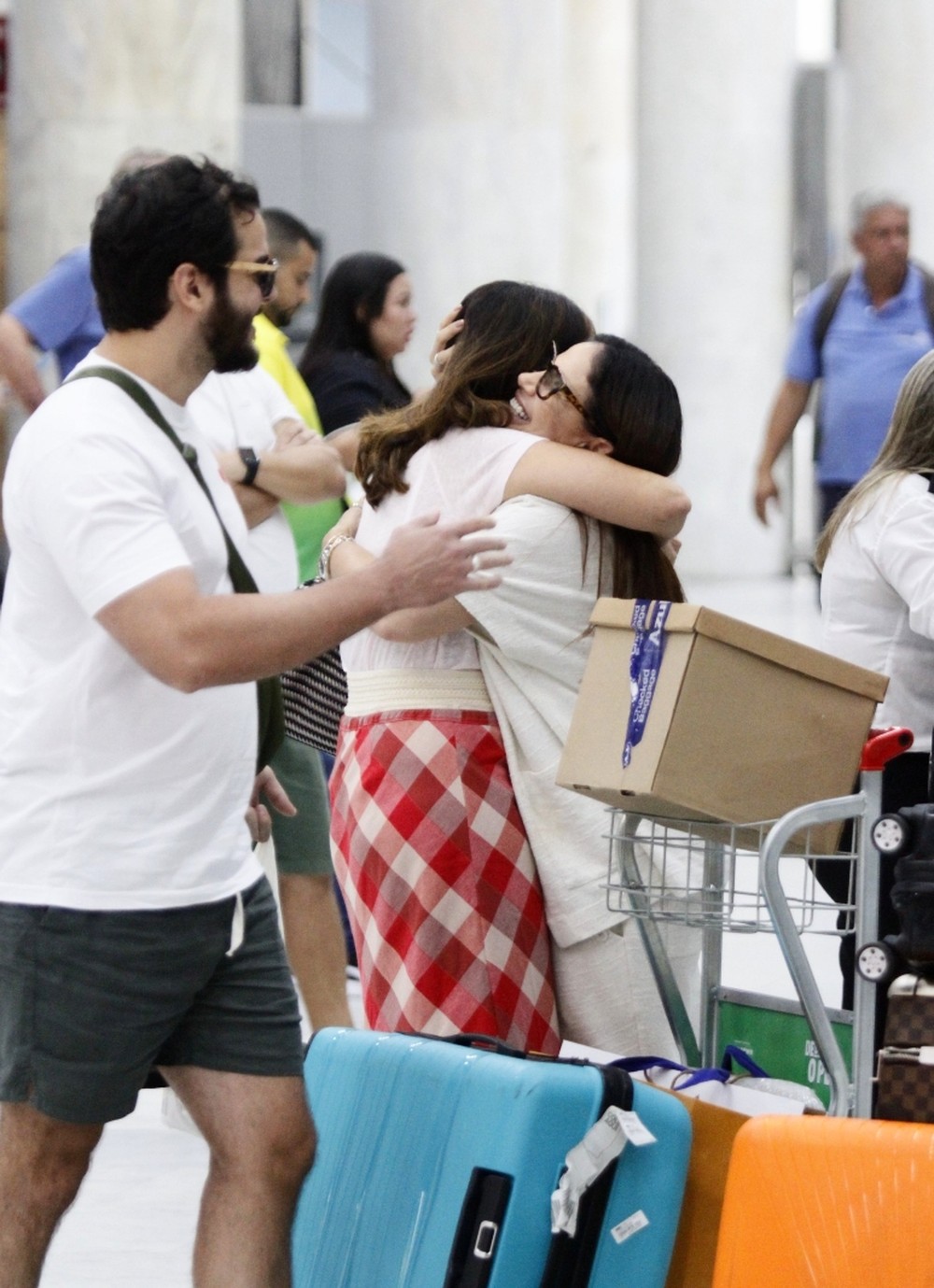 Fátima Bernardes é fotografada abraçadinha com Túlio Gadêlha no Rio