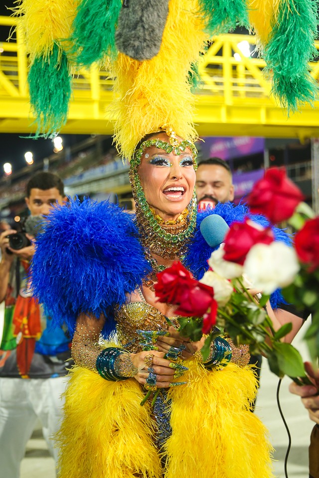 Sabrina Sato veste fantasia com mais de 110 colares e pingentes de ...
