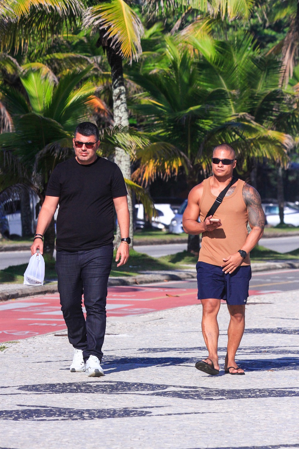 Thiago Gonçalves, ex de Jojo Todynho, caminha por orla no Rio após infarto