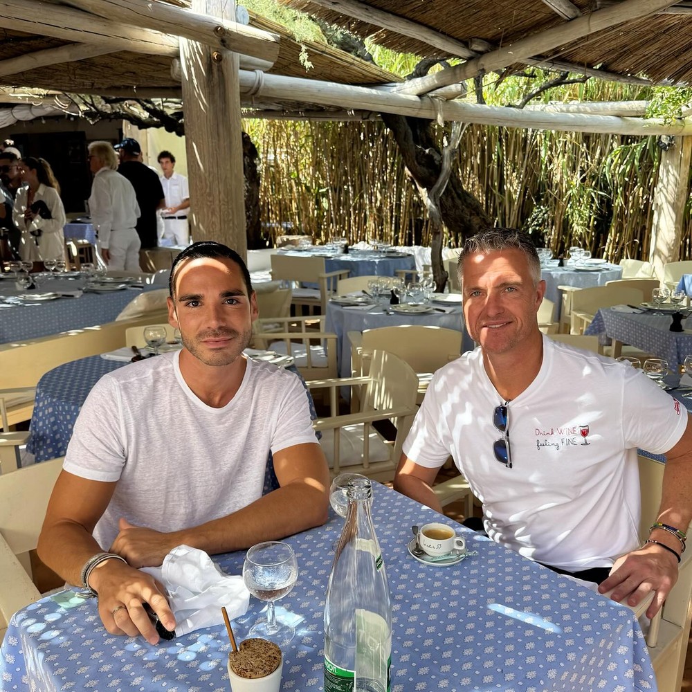 Ex-piloto irmão de Michael Schumacher fica noivo do namorado