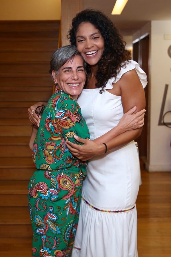 Rivais em 'Terra e Paixão', Gloria Pires e Barbara Reis se abraçam em ...