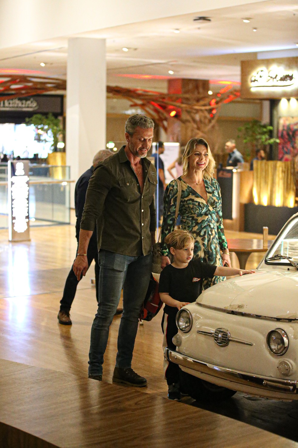 Muso dos anos 1990 e 2000 curte passeio com filho e esposa em shopping