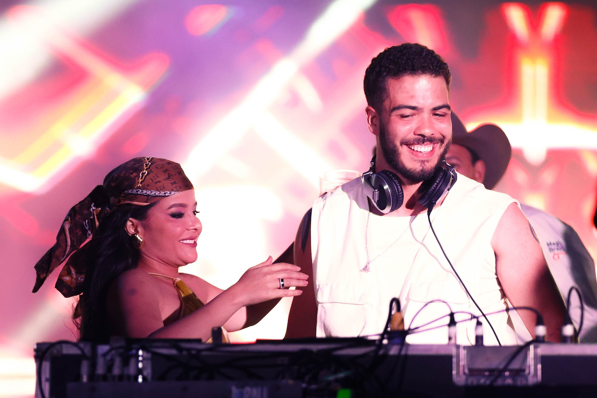 Maraisa 'se joga' no set de DJ Ronald em encerramento de navio com a ...