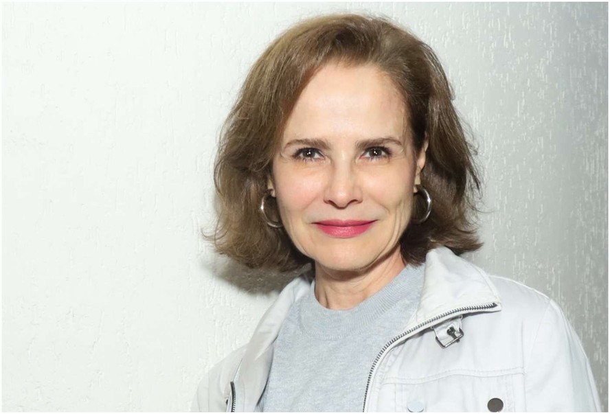 Bia Seidl, musa dos anos 80, prestigia estreia teatral em São Paulo
