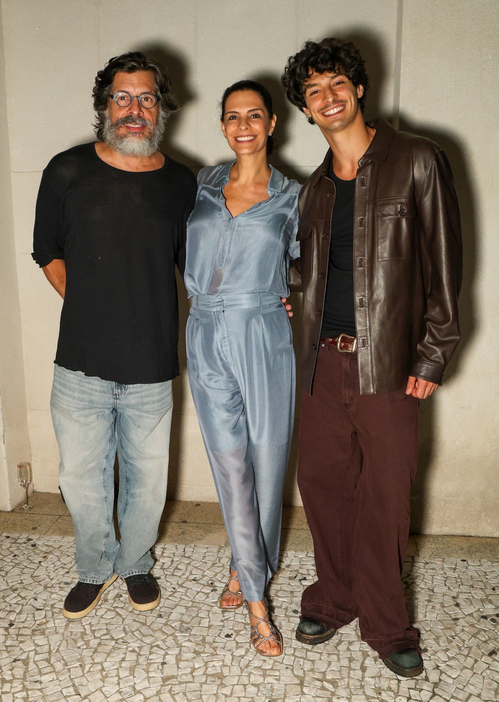 Helena Ranaldi posa com o ex-marido, o atual e o filho em noite de teatro