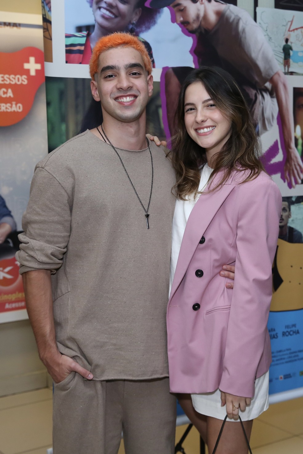 Escritora Lara Rodi, irmã de Cauã Reymond, troca beijos com Matheus Costa