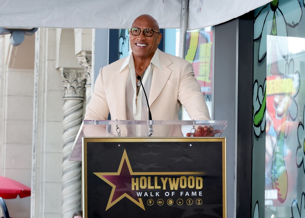 The Rock faz cara de 'poucos amigos' ao ser multado em Los Angeles; fotos