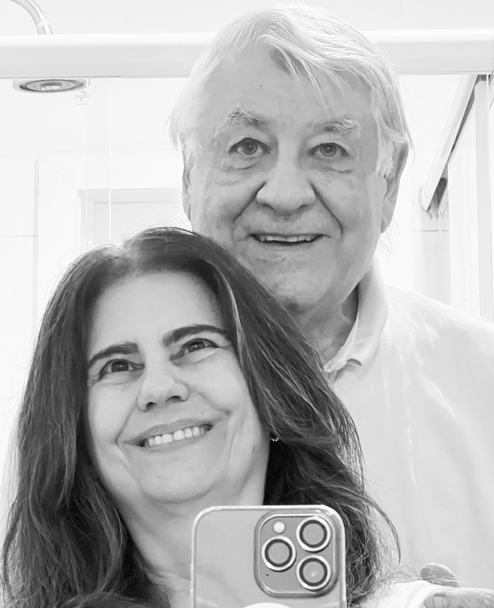 Mayara Magri posa coladinha ao namorado, Lauro César Muniz, no Dia dos ...