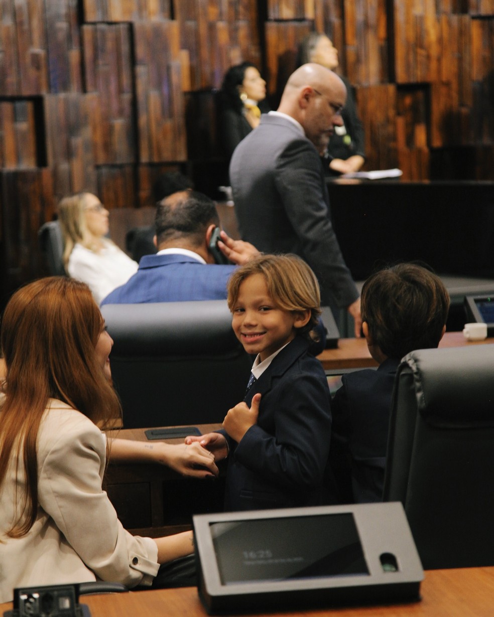 Sarah Poncio leva filhos para a Assembleia Legislativa: 'Vieram ...