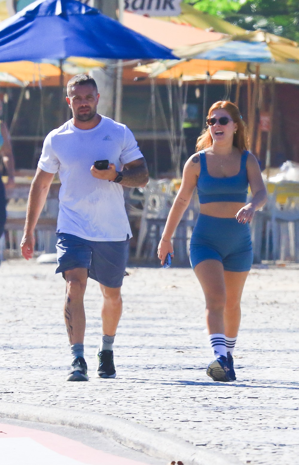 Rafael Cardoso e a namorada se exercitam juntos na orla carioca