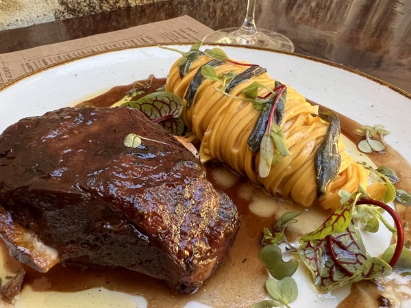 Cordeiro na mesa: veja dicas de preparo, receita e onde comer