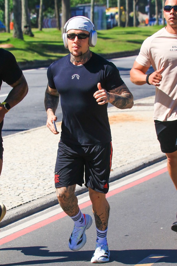 MC Daniel corre na orla da Barra na companhia de seu personal trainer ...