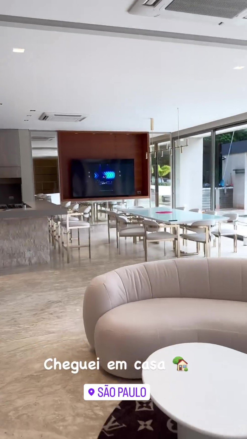 MC Ryan SP mostra mansão de luxo com estátua de leão no jardim; vídeo