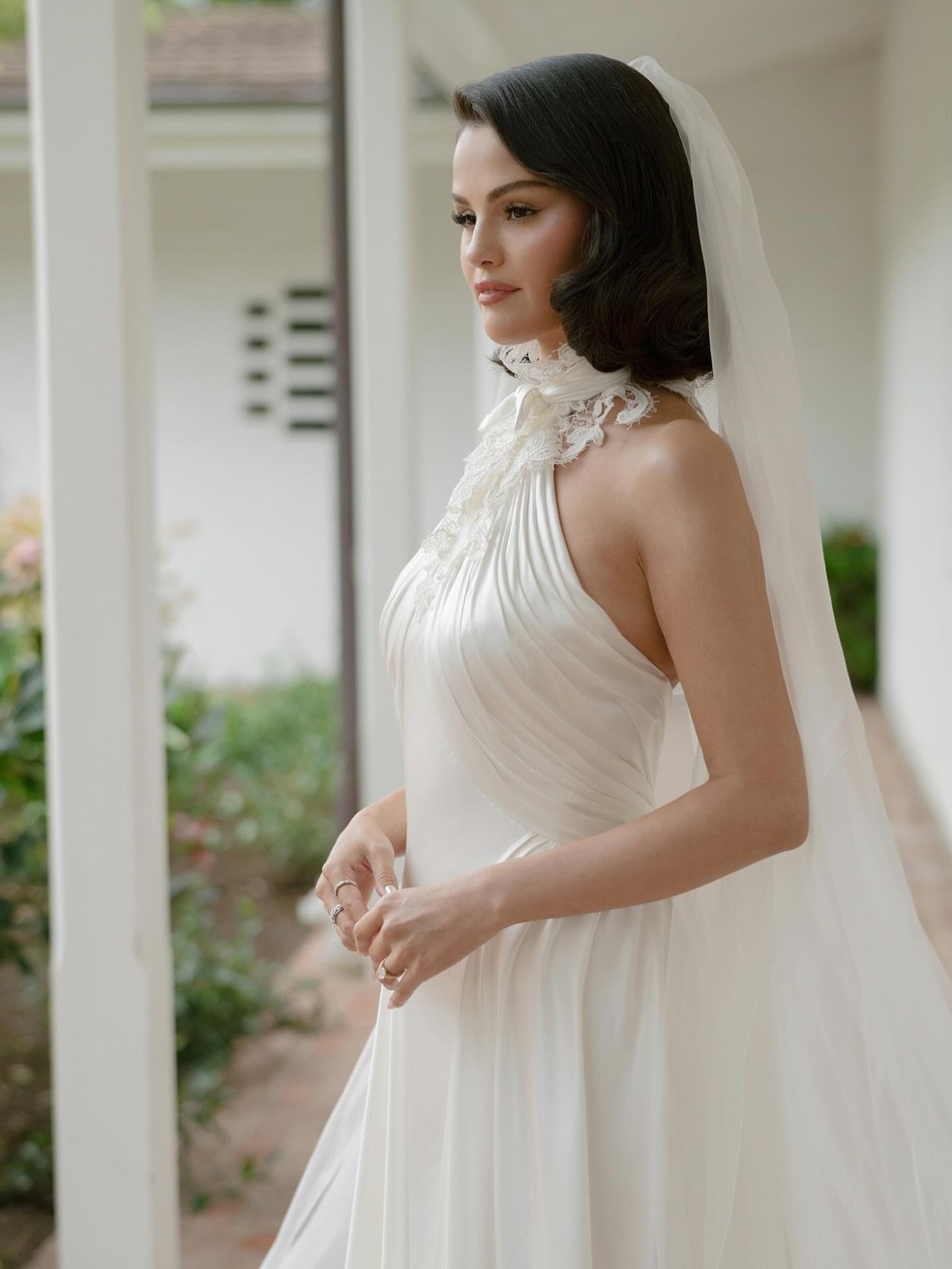 Selena Gomez mostra 3 vestidos diferentes em registros do casamento com ...