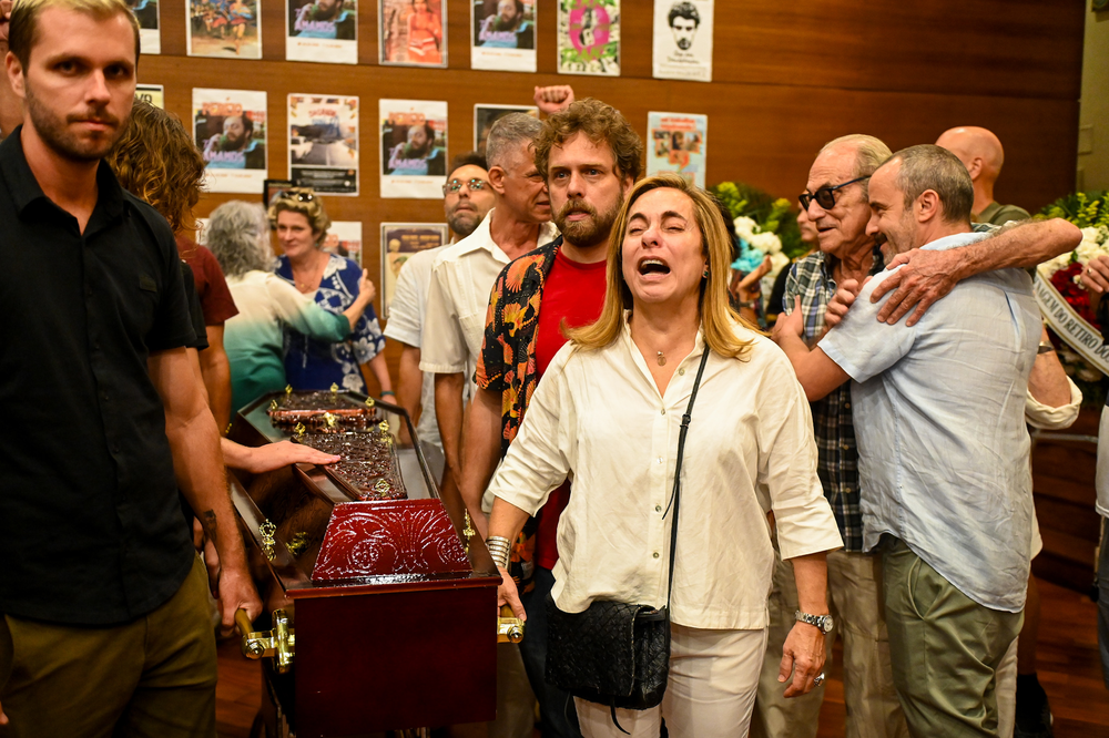 Ao lado dos filhos, Cissa Guimarães carrega caixão do ex-marido Paulo César Pereio