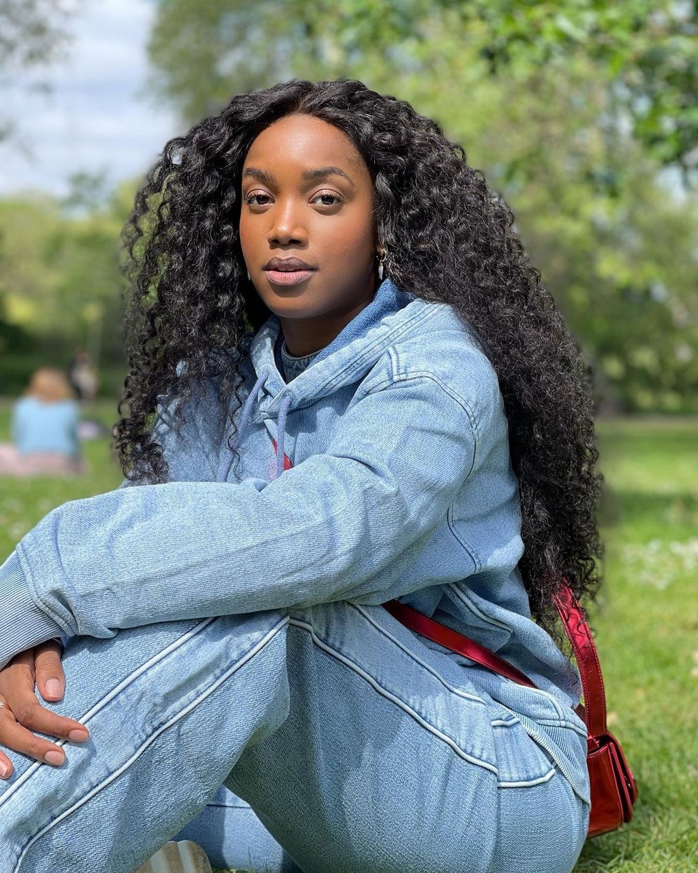 IZA posa com look all jeans em parque de Londres, e ganha chuva de elogios