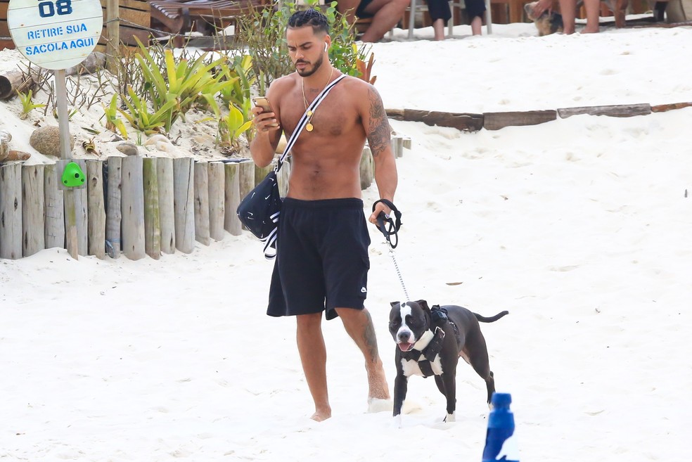 Ex-Malhação Enzo Romani mostra corpo sarado em dia de praia no Rio