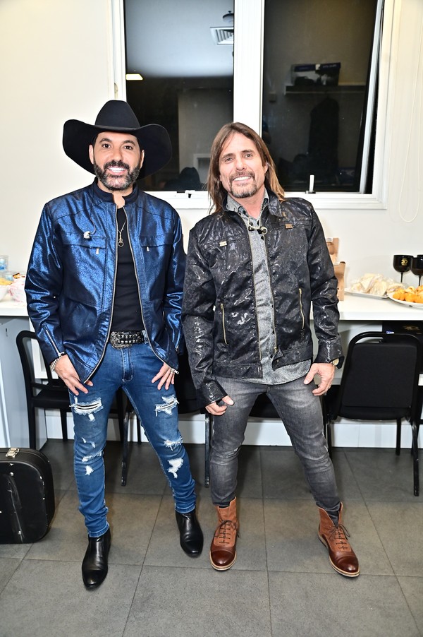 Paula Fernandes combina brilho, franjas, transparências e superfenda em ...