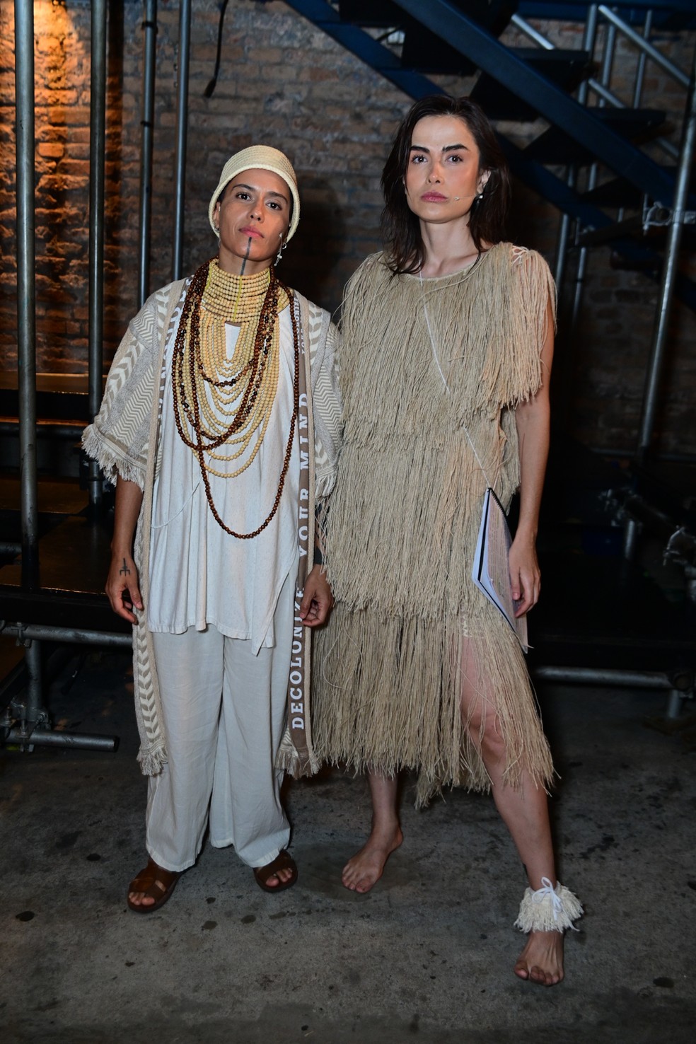 Maria Casadevall e namorada, Airam Mares, arrecadam fundos para companhias de teatro do RS em evento