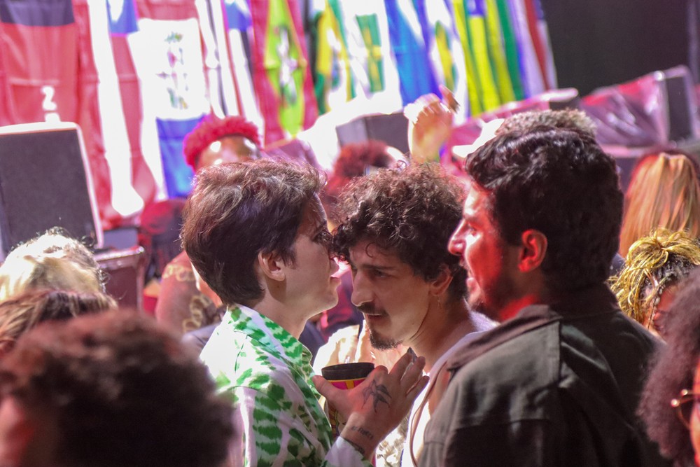 Johnny Massaro curte Festival de casal após ser flagrado beijando rapaz ...