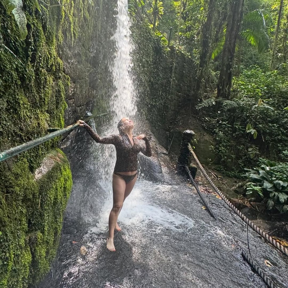 Gabriela Duarte usa look de oncinha para se refrescar em 'praia secreta ...