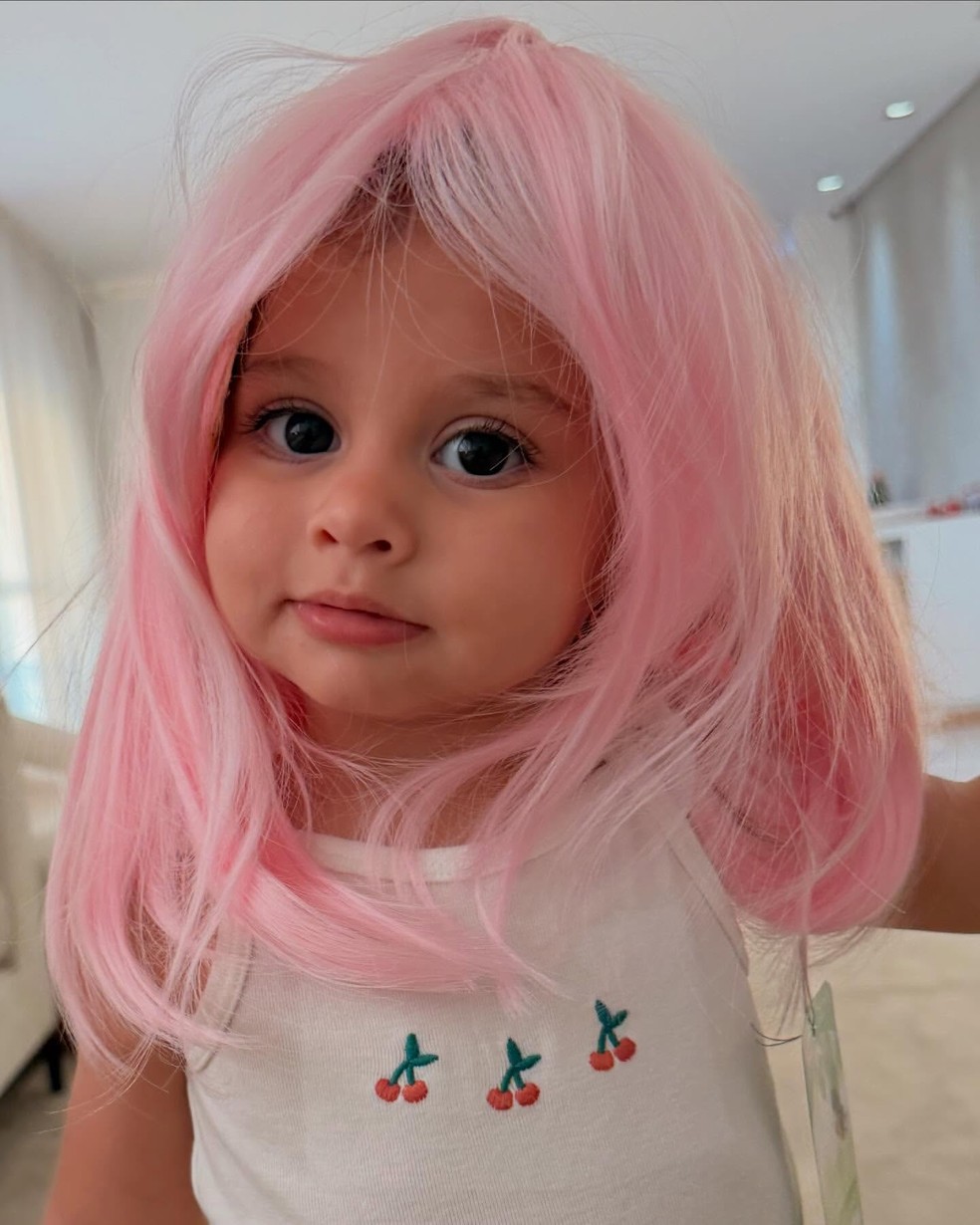 Filha de Neymar e Amanda, Helena aparece de peruca rosa e fãs ...