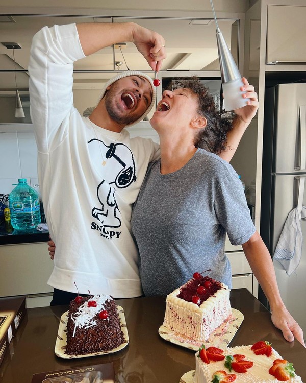 Larissa Manoela comemora aniversário da mãe de Frambach: 'Viva sogra!'