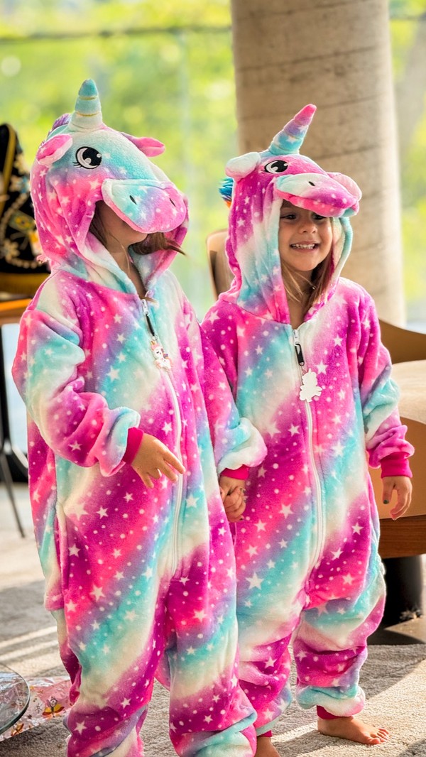 Filhas de Virginia e Zé Felipe se vestem de unicórnio em Natal com o pai