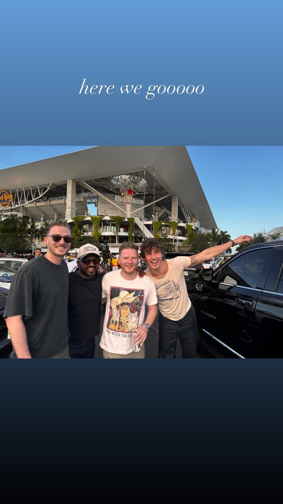 Ex-namorados, Shawn Mendes e Camila Cabello vão a jogo juntos, e agitam fãs