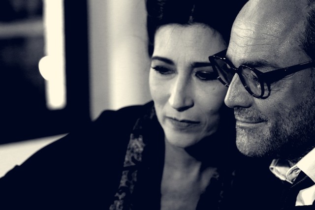 Beth Goulart vive Simone de Beauvoir no teatro e destaca importância da autora feminista atualmente