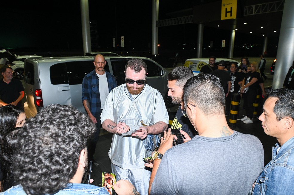 Após show no Lollapalooza, Sam Smith posa com fãs em aeroporto ao ...
