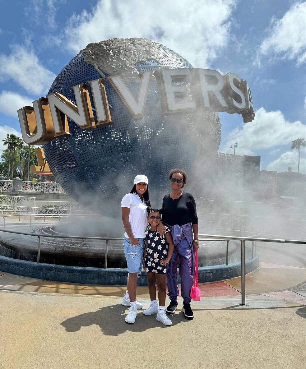 Rebecca viaja com família a Orlando e comemora primeira vez da filha ...