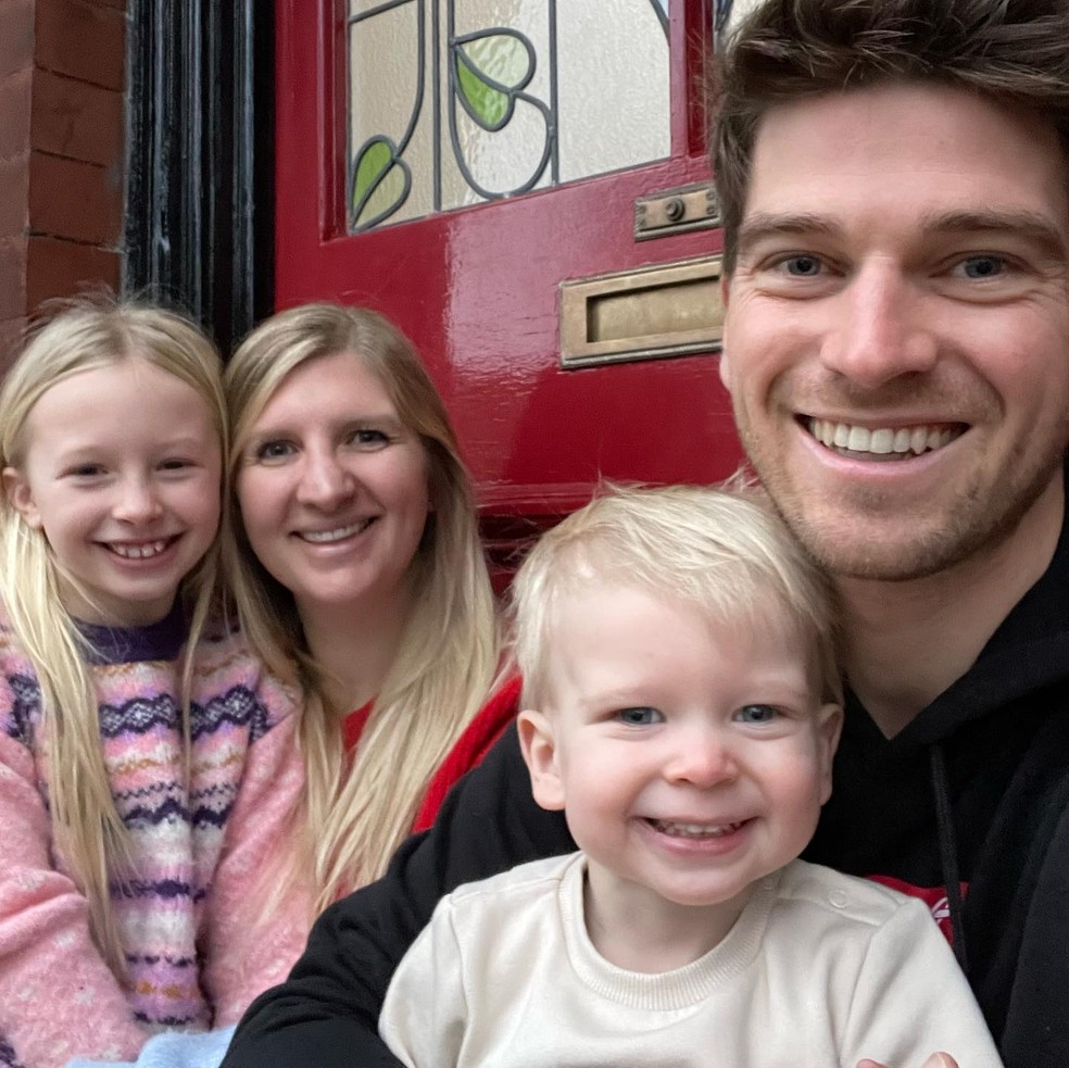 Um ano após aborto, nadadora olímpica dá à luz bebê natimorto