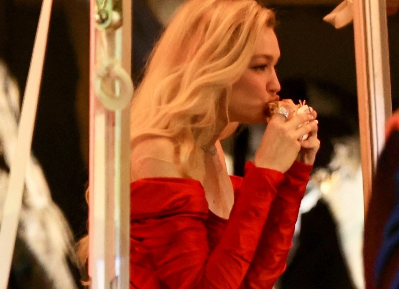 Gigi Hadid devora hambúrguer após festa do Oscar
