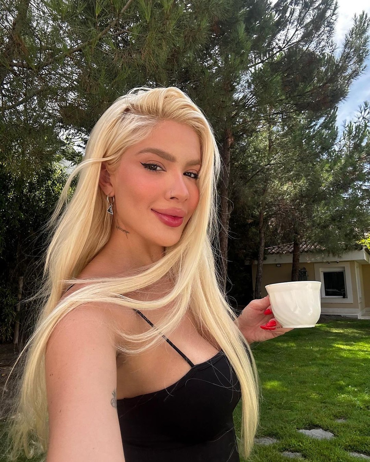 Karoline Lima surpreende fãs ao surgir sem mega hair: 'Precisando de um tempo'