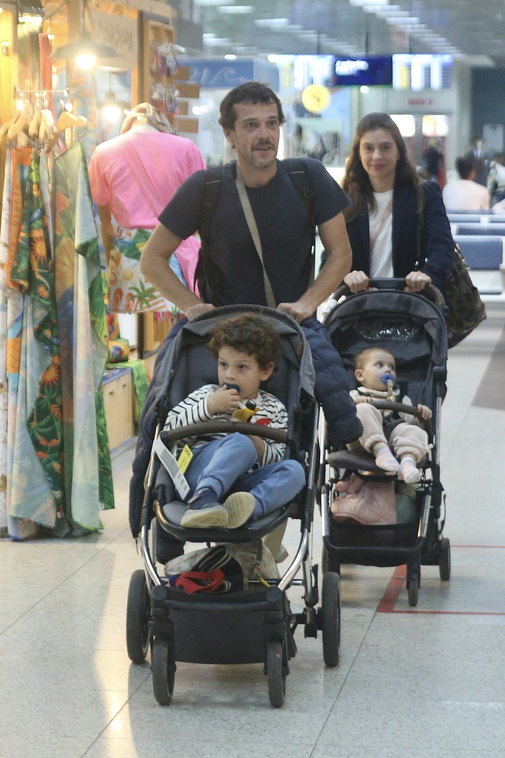 Jayme Matarazzo e a esposa fazem aparição pública rara com os dois filhos