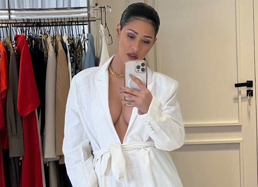 De look all white, Simaria faz selfie com decote explosivo